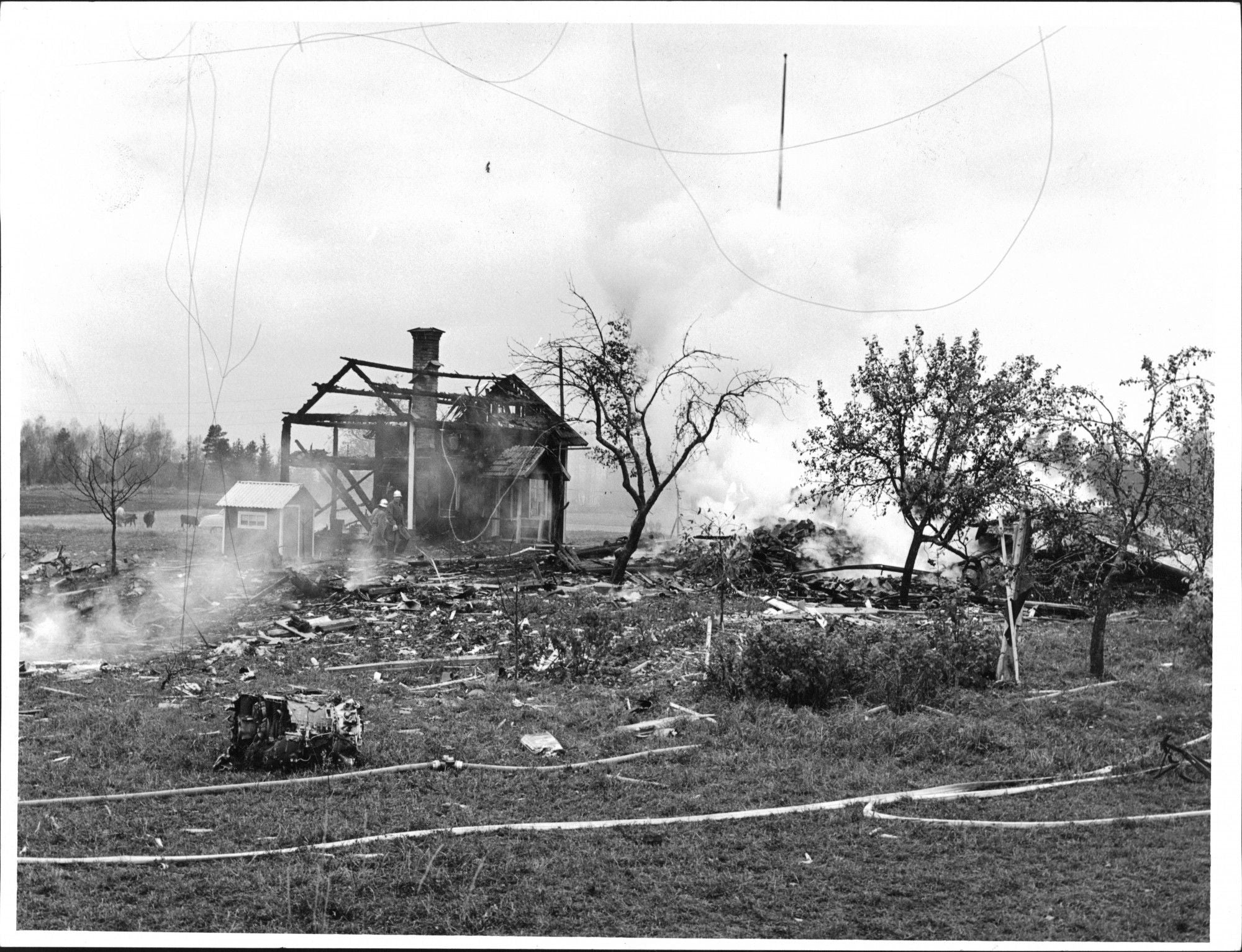 The burning farmhouse in Vikbo after the the Saab 32 Lansen crashed in
