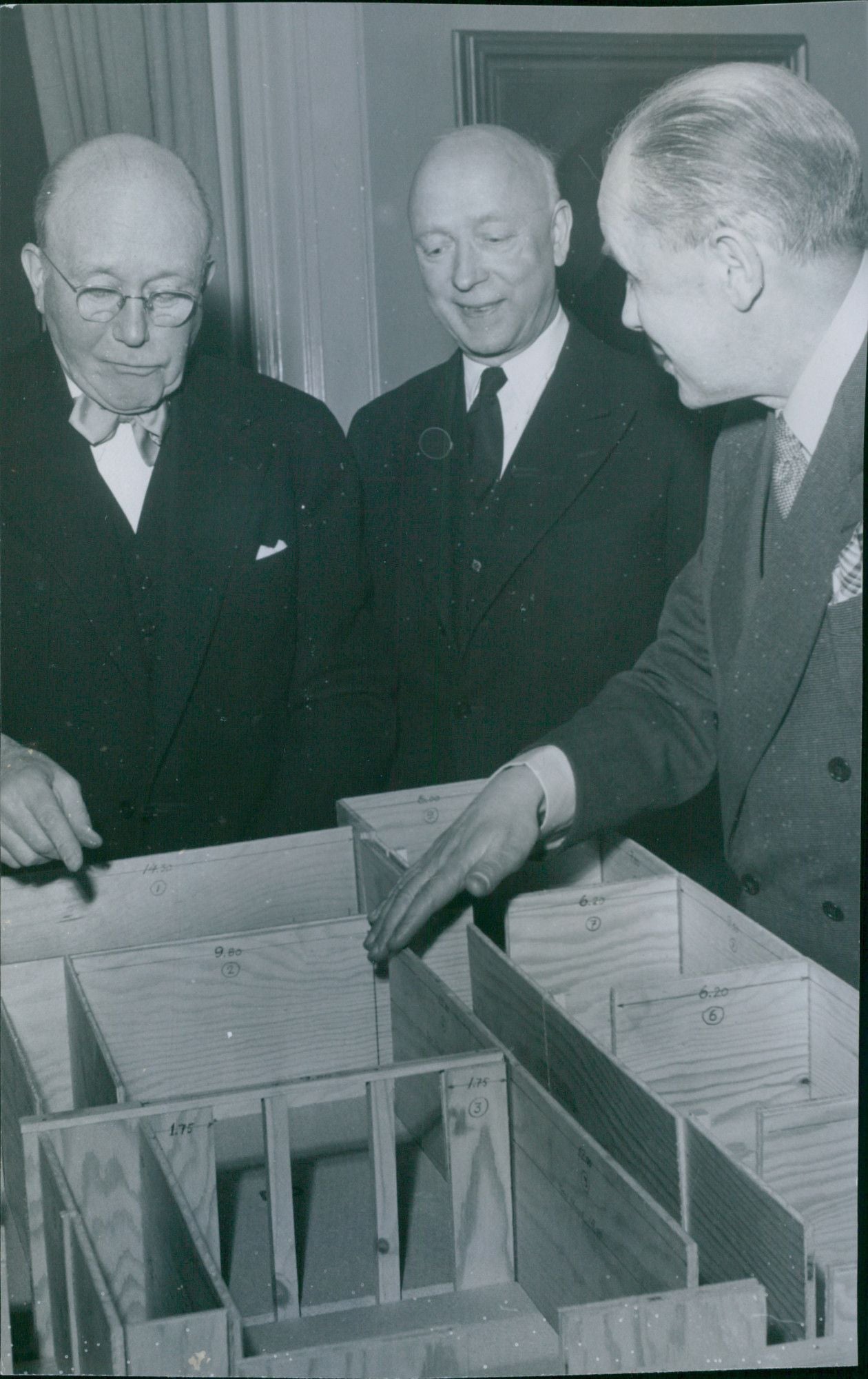 Carl Rune Stone, Agne Beijer and Carl Johan Fahlcrantz the model of Li