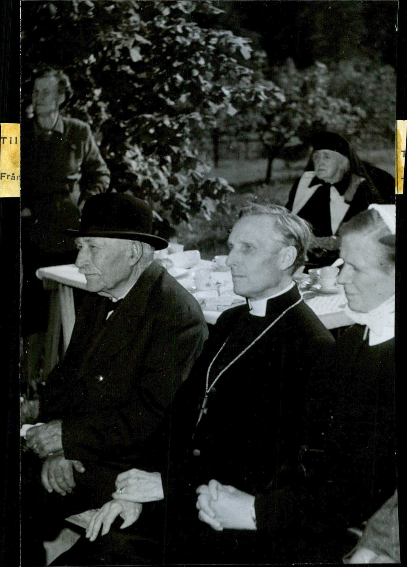 Old cut man Osterman, bishop and mistress of Ersta visiting summer Sun