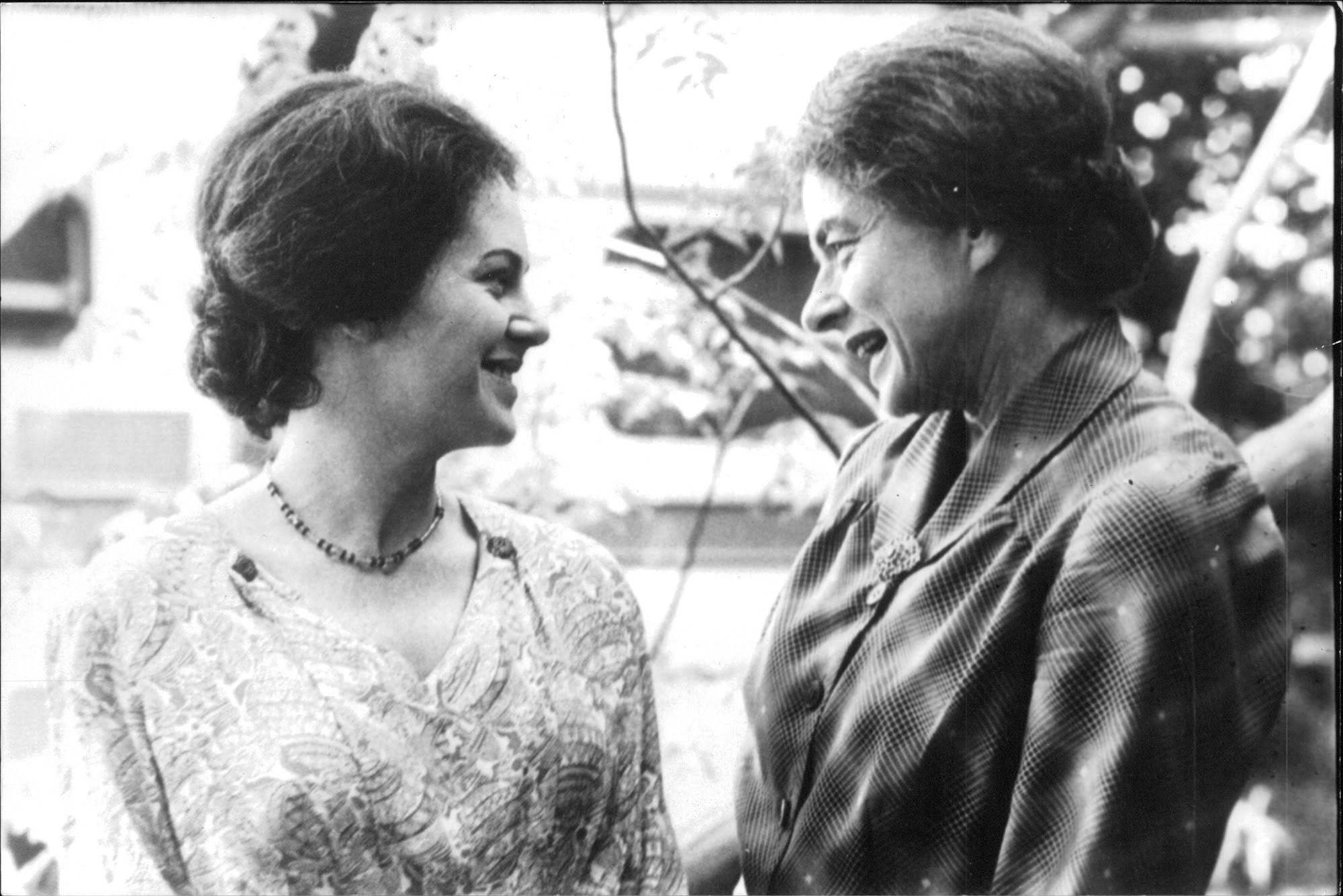 Ingrid Bergman and Judy Davis in the filming of "A woman called Golda"