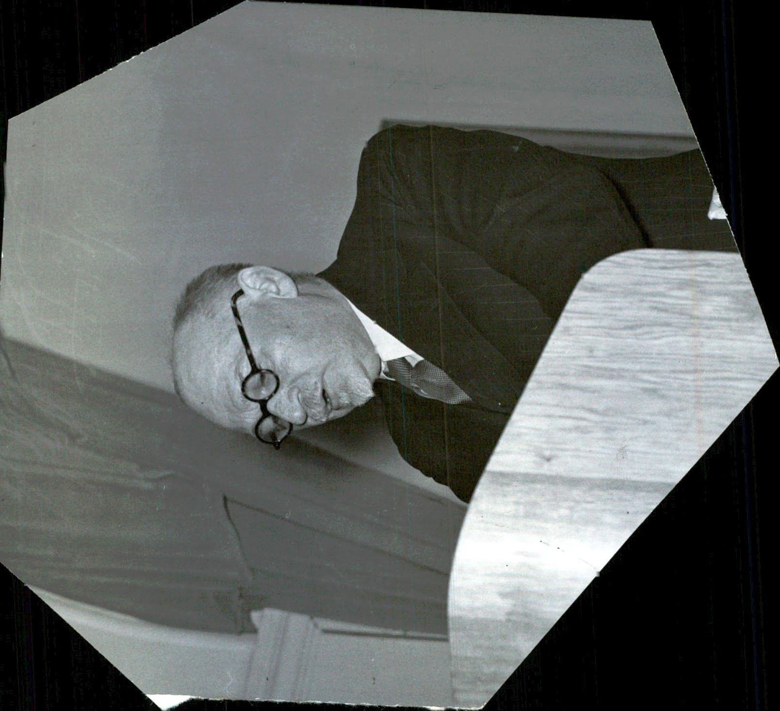 General Nils Wohlin speak to the customs officers in the YMCA auditori