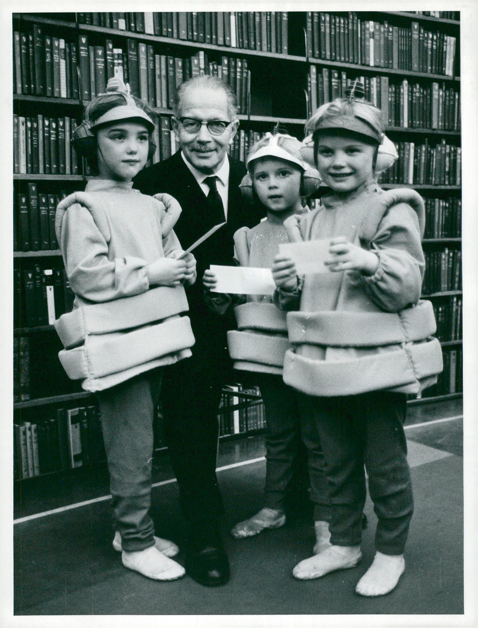 Research traveler Sten Bergman with the girls Ann Christin Wretman, An