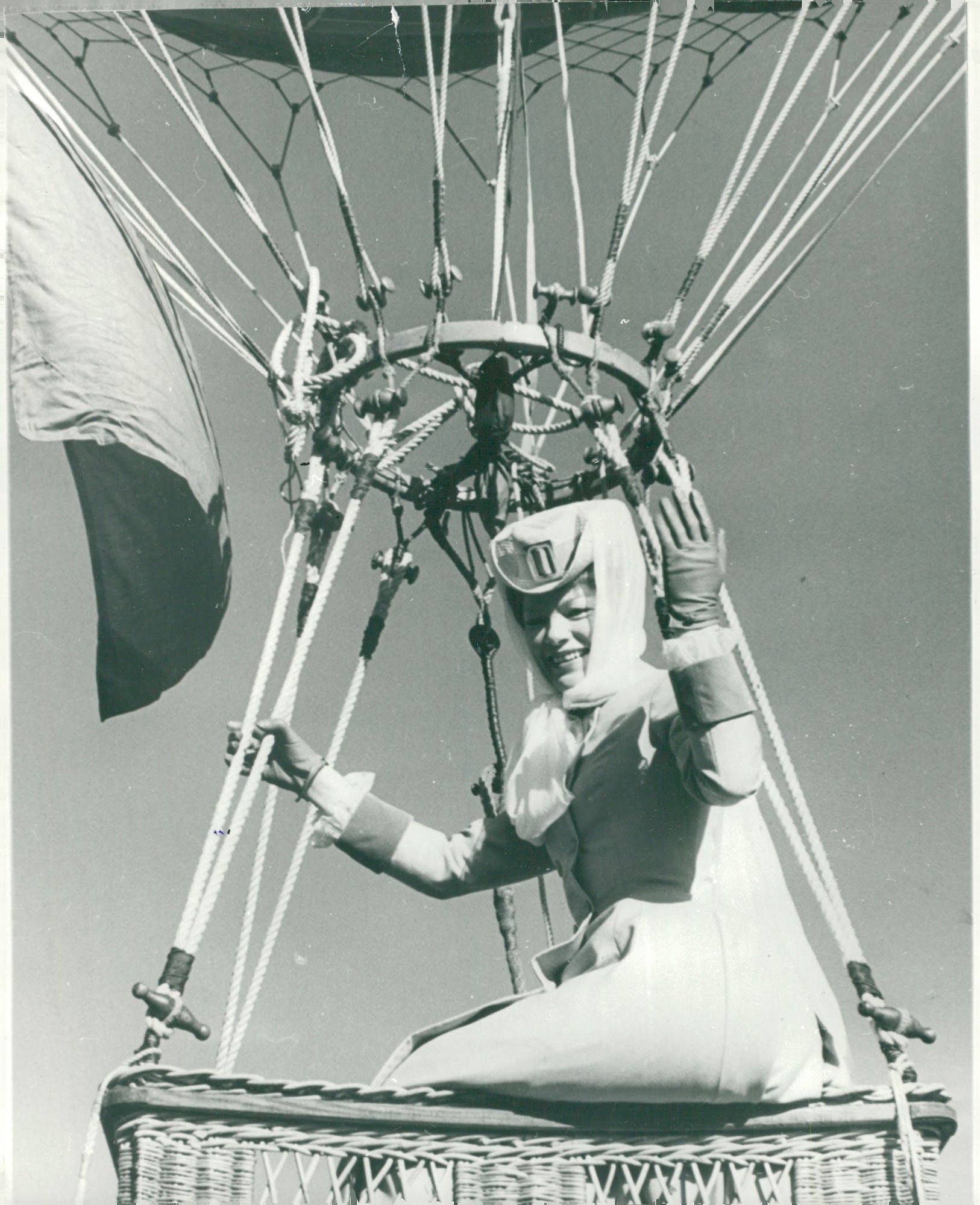 Glenda Jackson plays the French actress Sarah Bernhardt in the movie