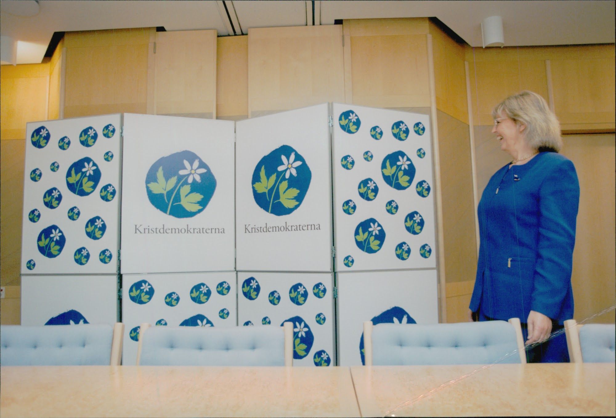 Inger Davidson shows the new logo of the Christian Democrats, a vitsip